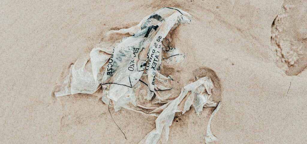 Was ist eigentlich Plastik und was passiert mit unserem Plastikmüll? | econella